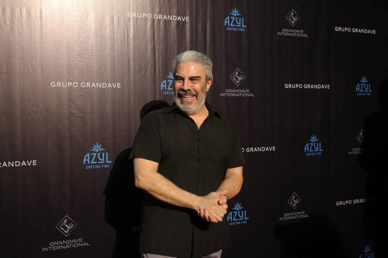 Desfilan artistas por la alfombra roja de la película ‘Clay’