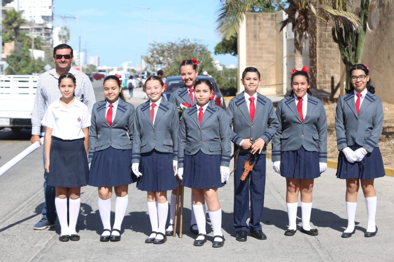 Desfilan escoltas de primarias resaltando la Bandera de México