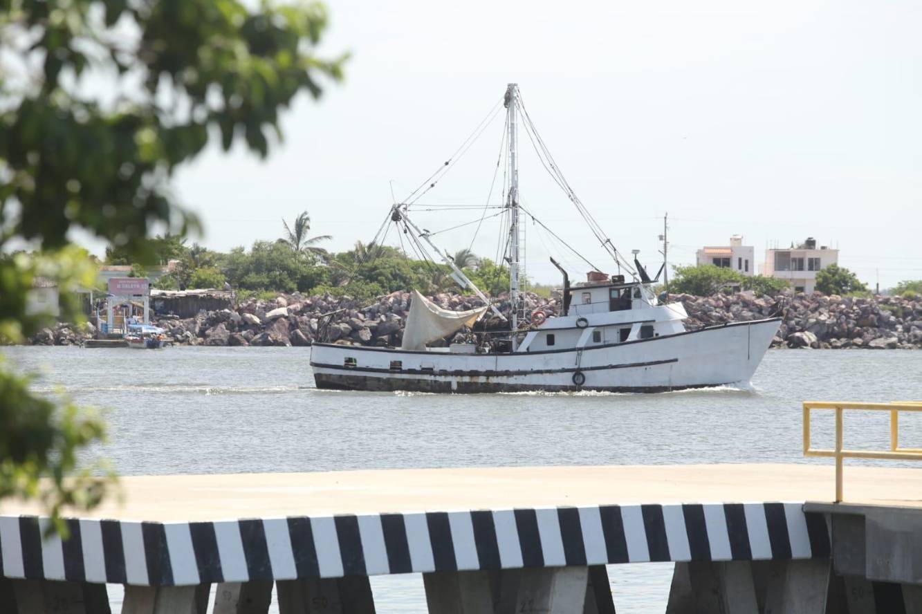 Salen barcos camaroneros de Mazatlán a altamar; familiares les desean ...