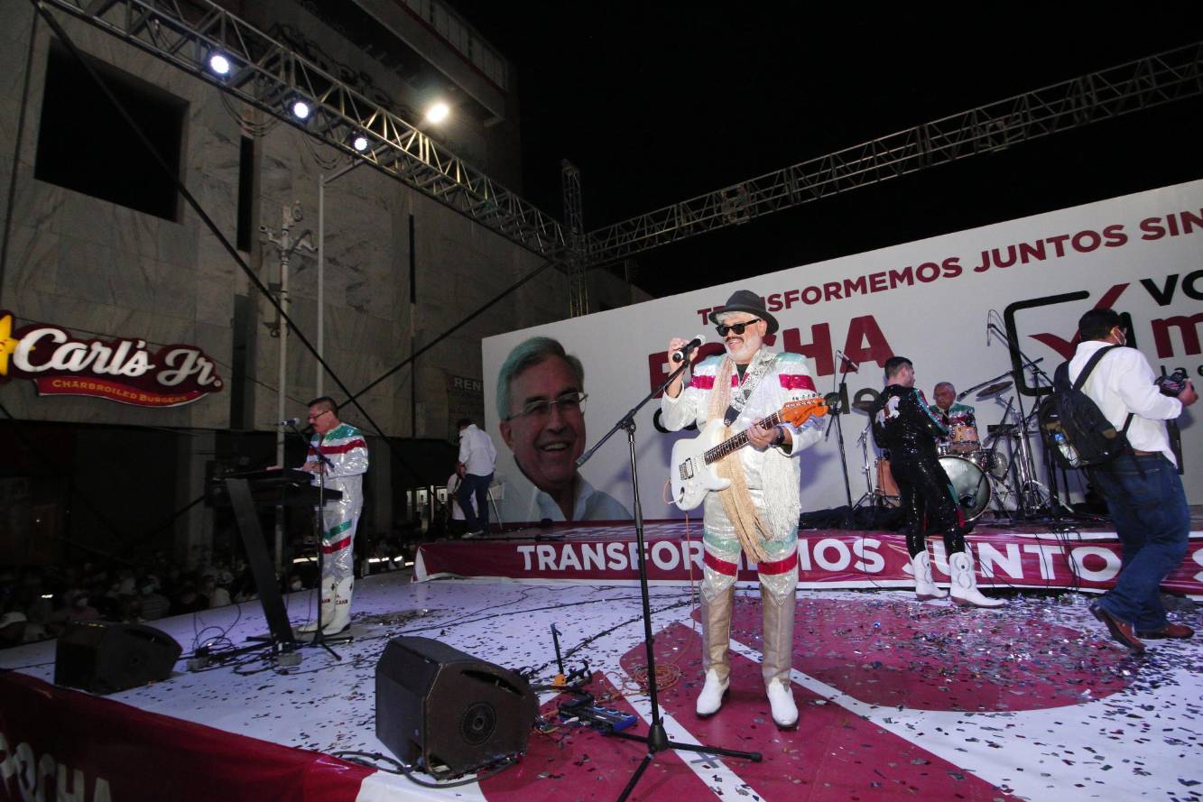 Bailan sinaloenses a ritmo de la tecnocumbia con su Majestad Mi Banda ...