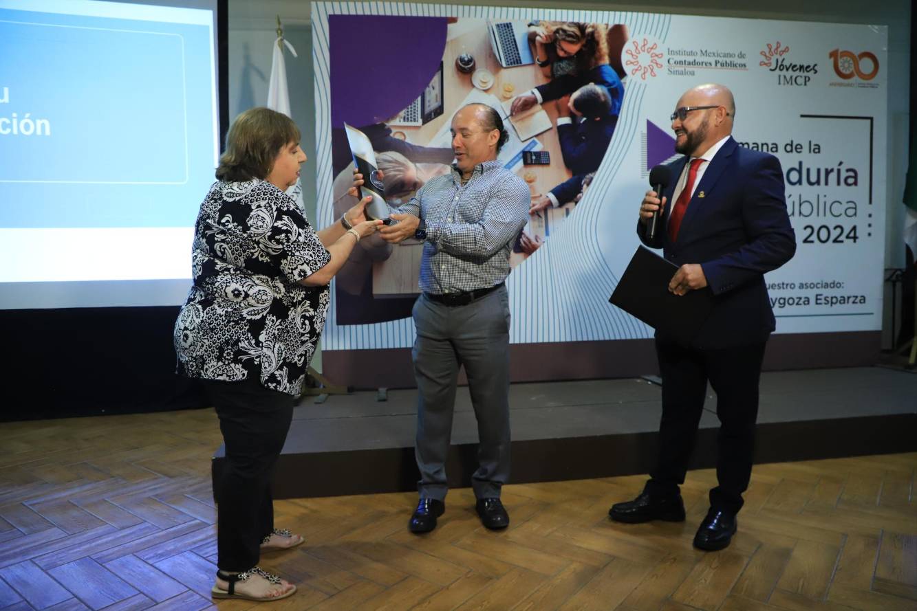 Distinguen contadores a Raúl Raygoza Esparza