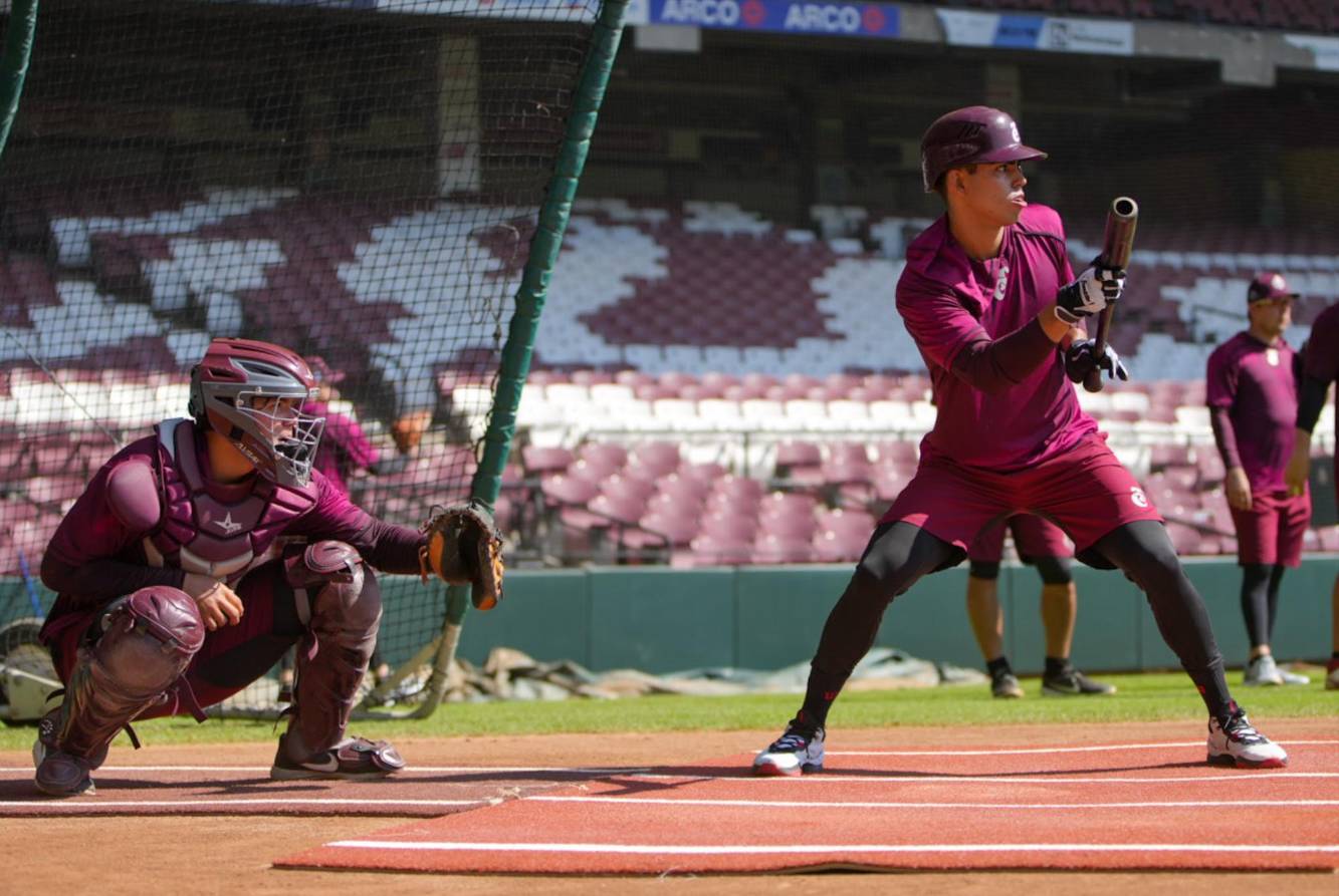 Los peloteros guindas Ichiro Cano, Christian Lucero y Jorge Álvarez ...