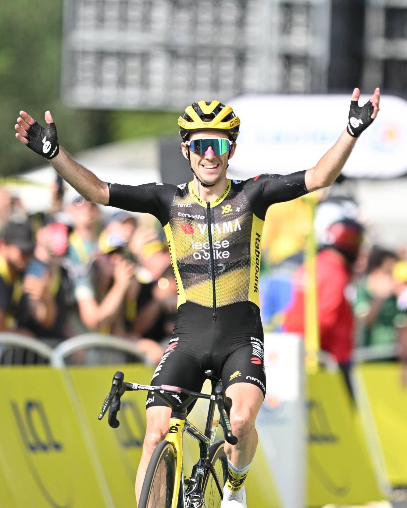 Simon Yates impone su jerarquía en el Macizo Central
