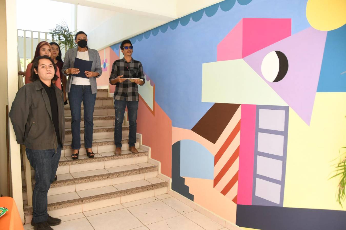 Alumnos embellecen con mural la escuela de artes visuales