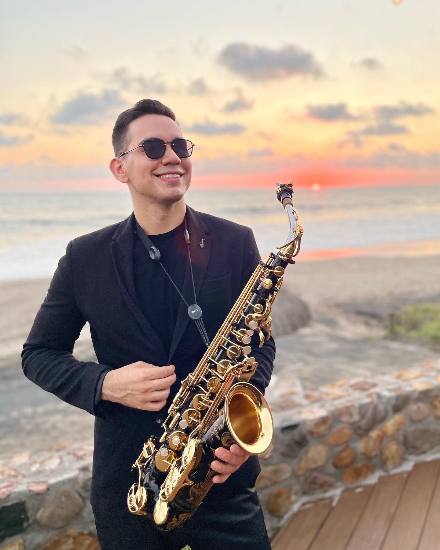 Encuentra Efraín Acosta en el saxofón, los mejores acordes en su vida