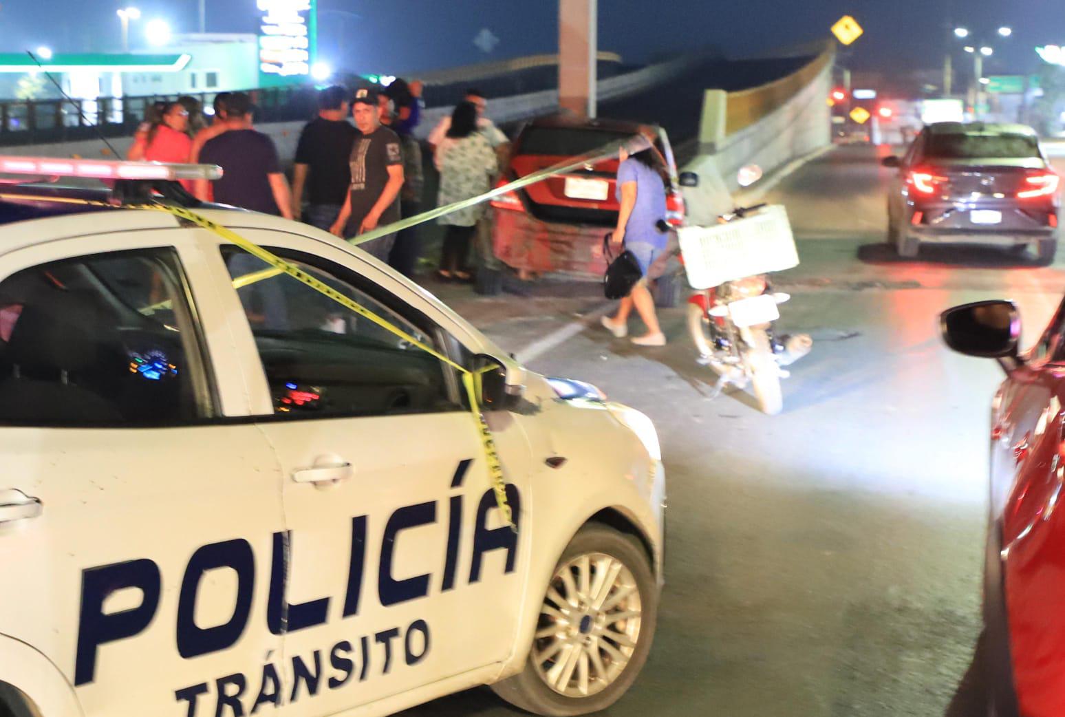 Conductor muere al chocar su auto contra base de acero en Mazatlán