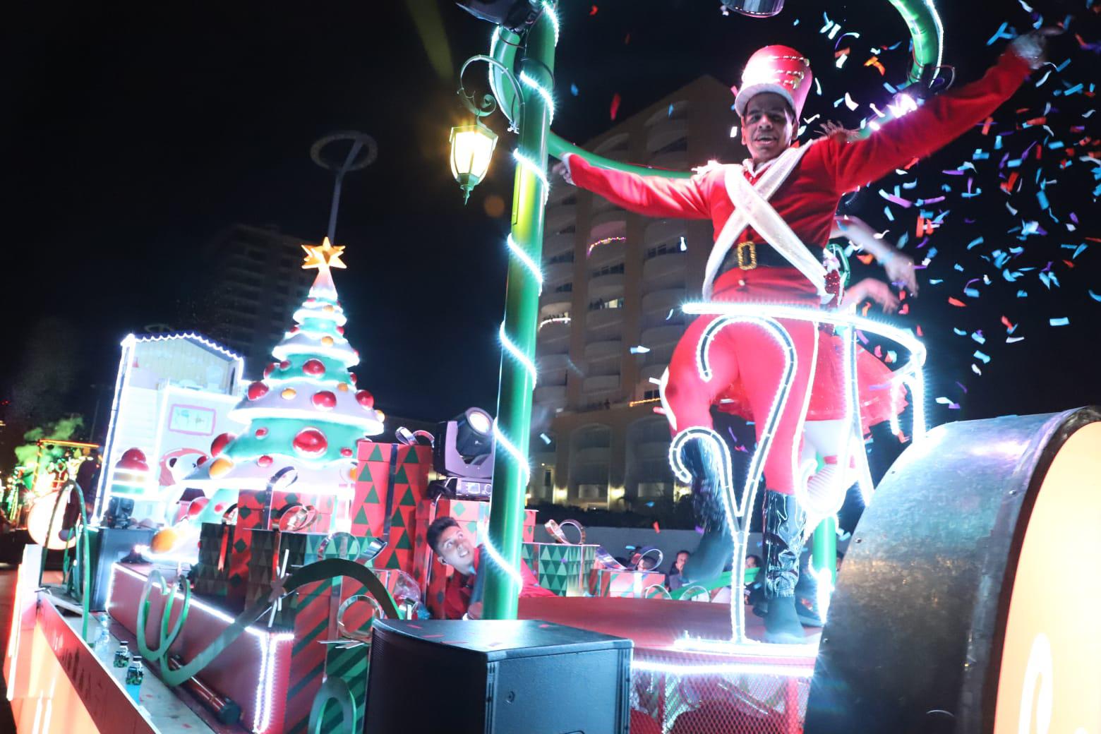Más de 25 mil personas disfrutan del desfile navideño Coca Cola en Mazatlán