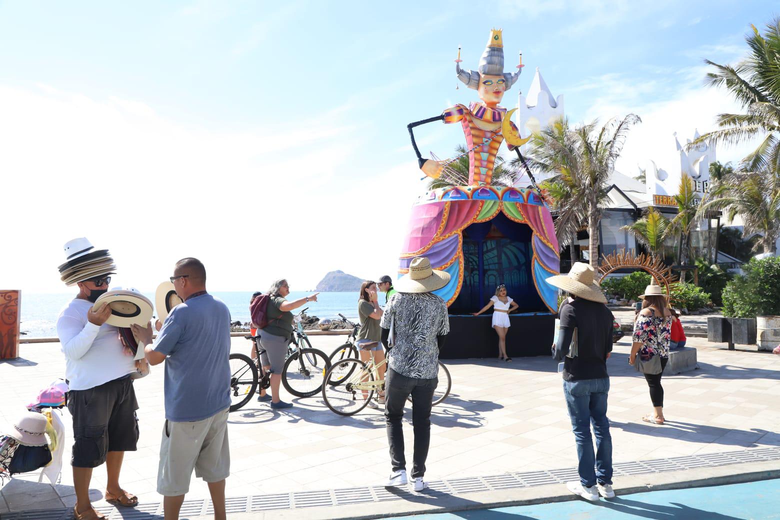 Llegan los monigotes del Carnaval al malecón de Mazatlán; serán ...