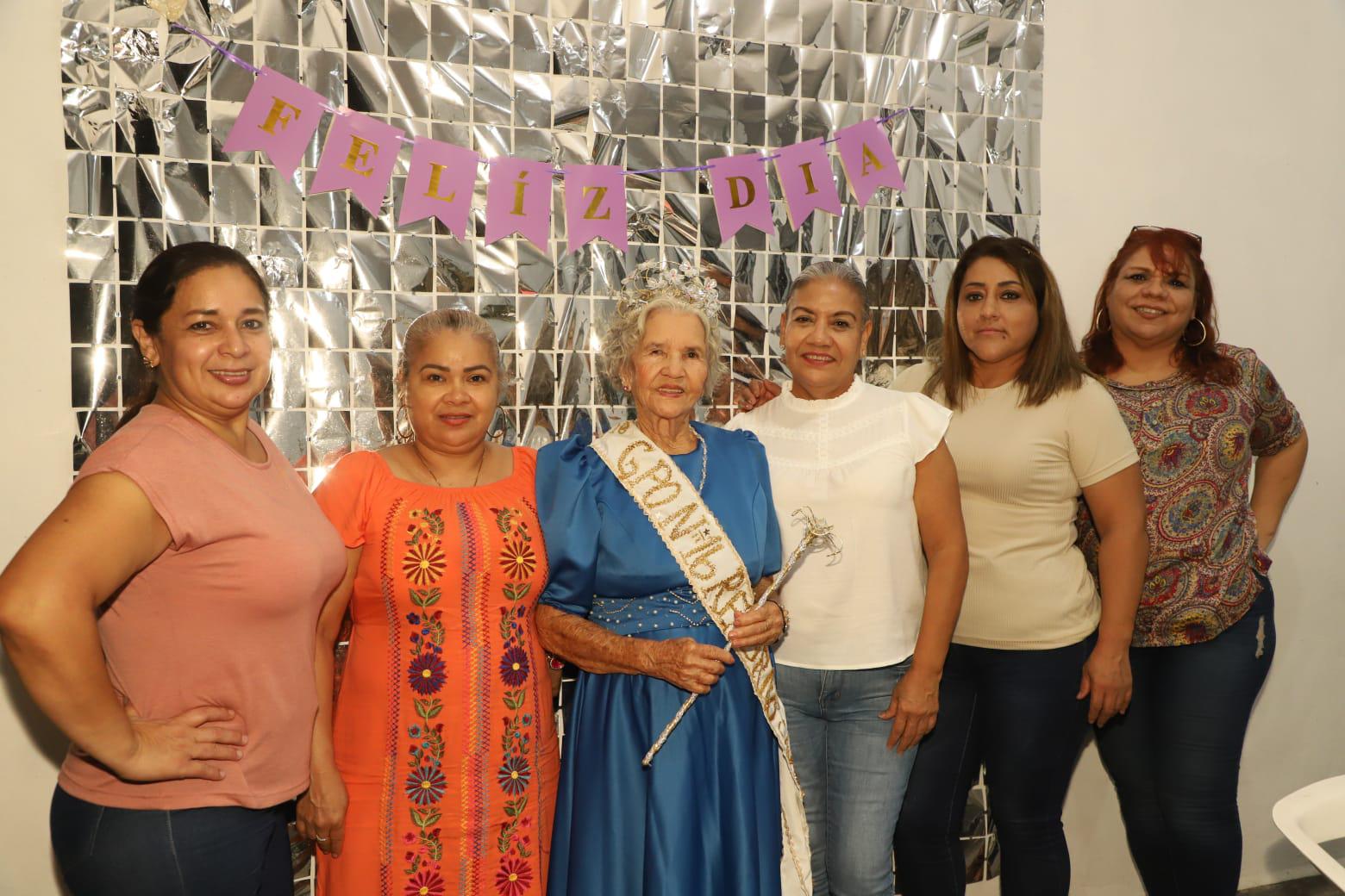 Se festejan abuelos en el hogar de Delia Tirado