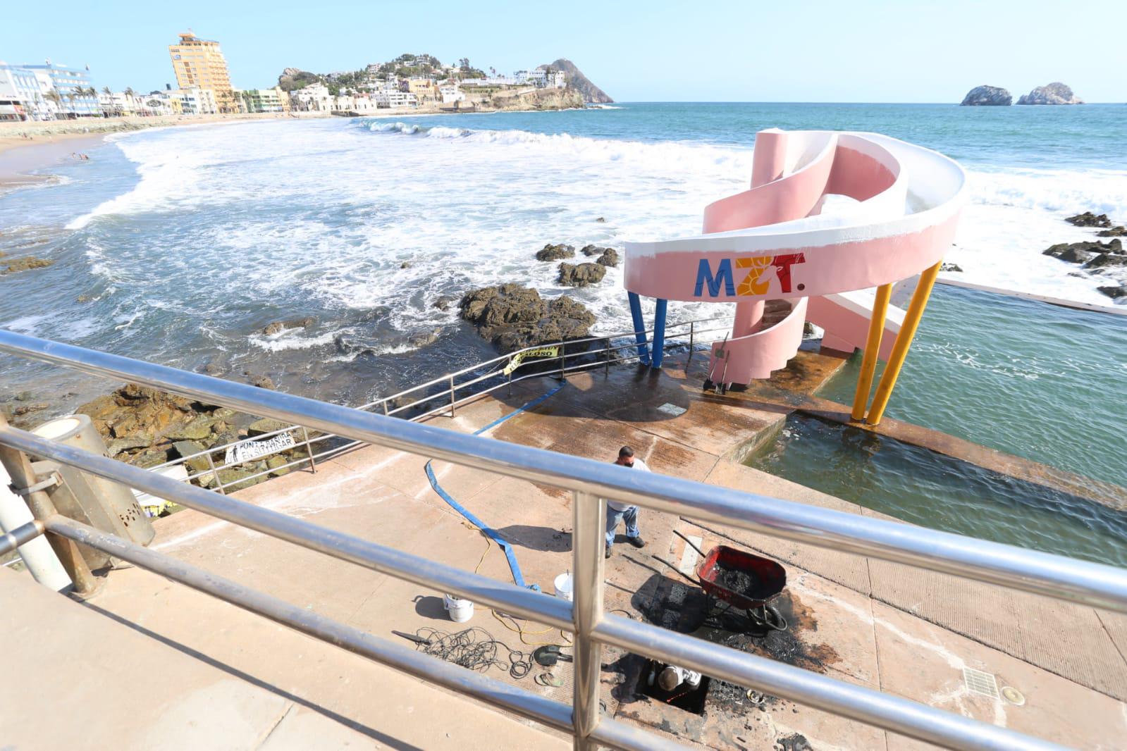 Pintan tobogán de la Carpa Olivera de rosa; es para ‘promoción’ de ...