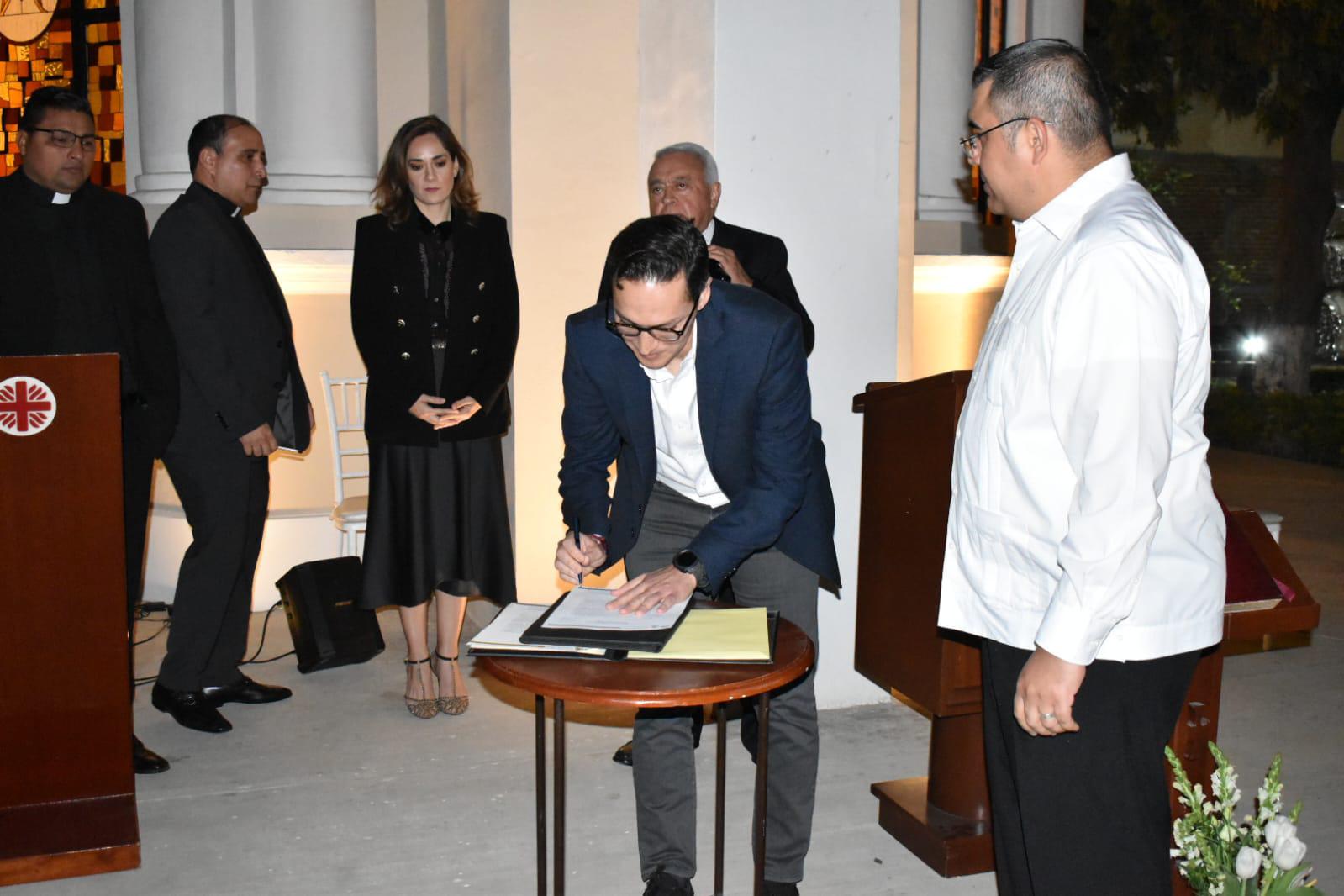 Entrega Adrián Coppel Calvo estafeta de Cáritas a Jorge Alonso Verdugo ...