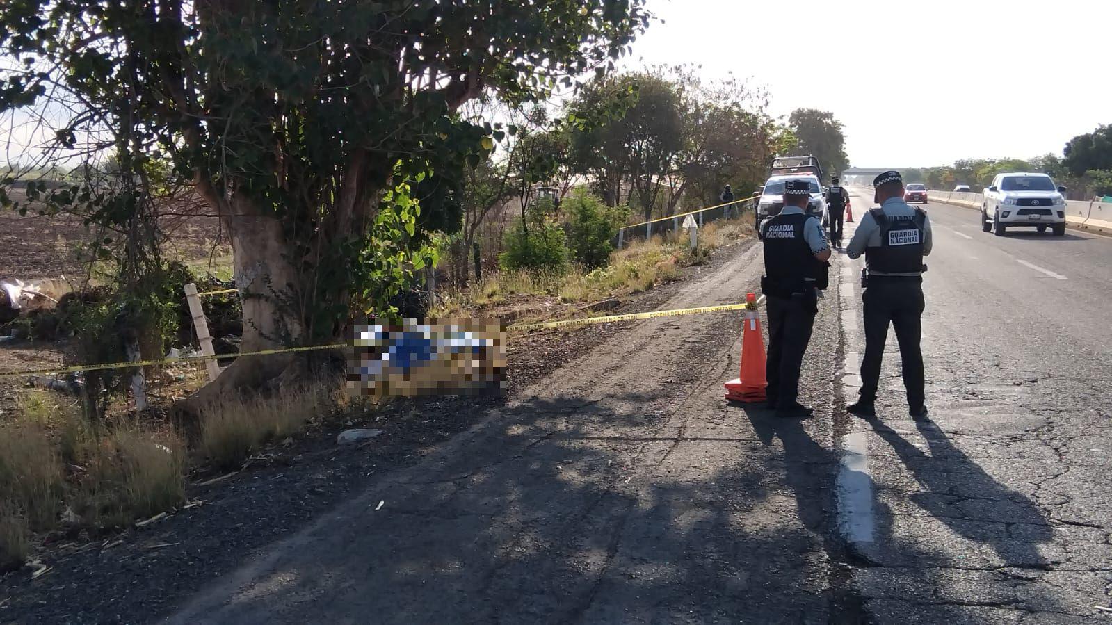 Hallan a dos hombres asesinados con mensaje en la autopista Benito Juárez, en Navolato