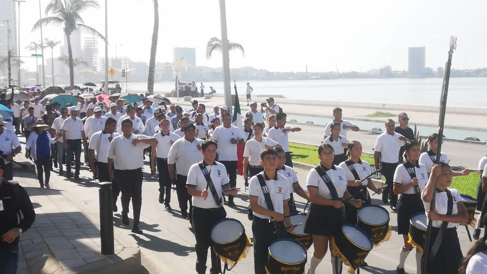Marchan estudiantes de la UAS en Mazatlán tras separación del Rector