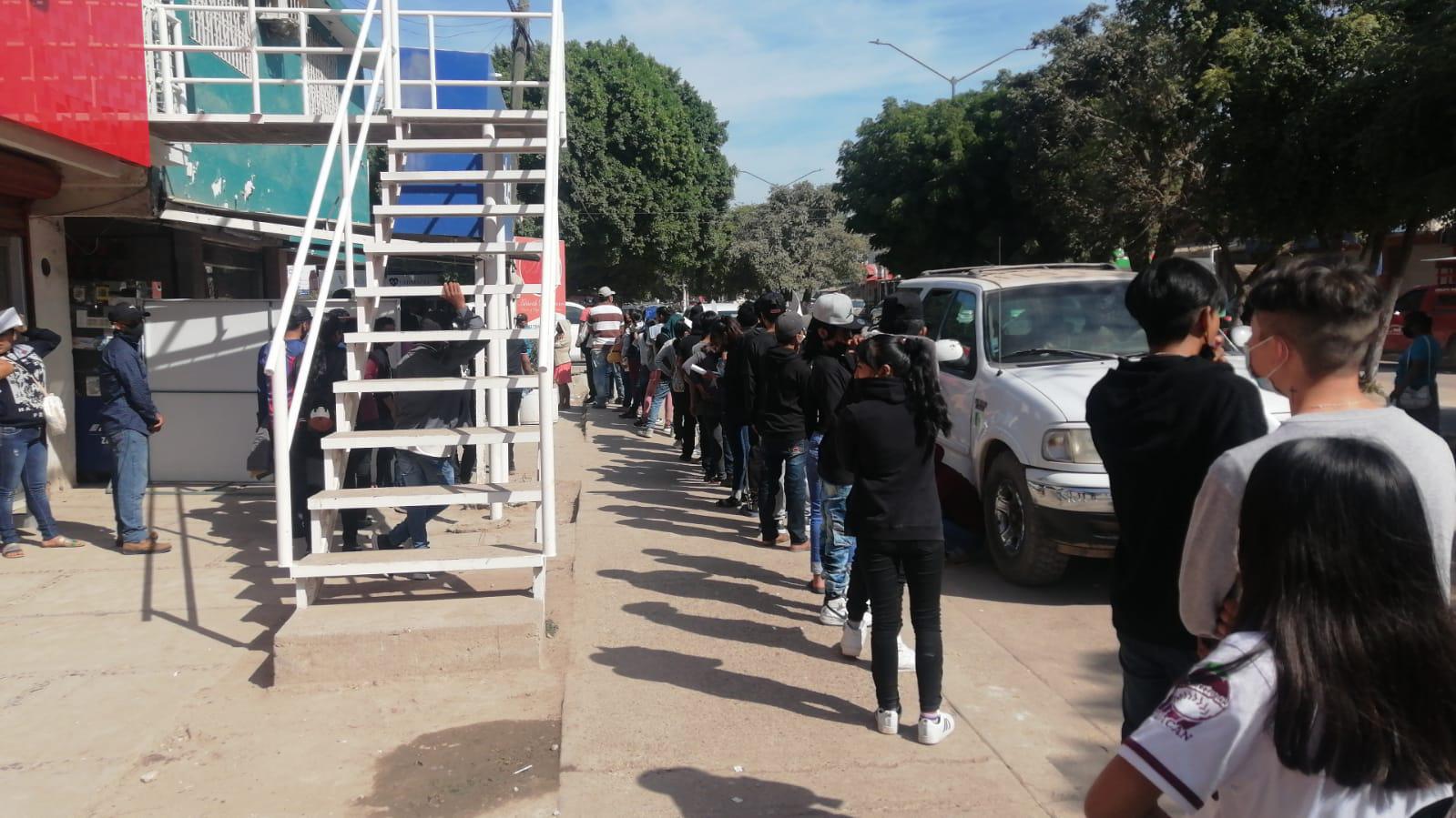 Se registran largas filas en la espera en vacunación de menores en ...