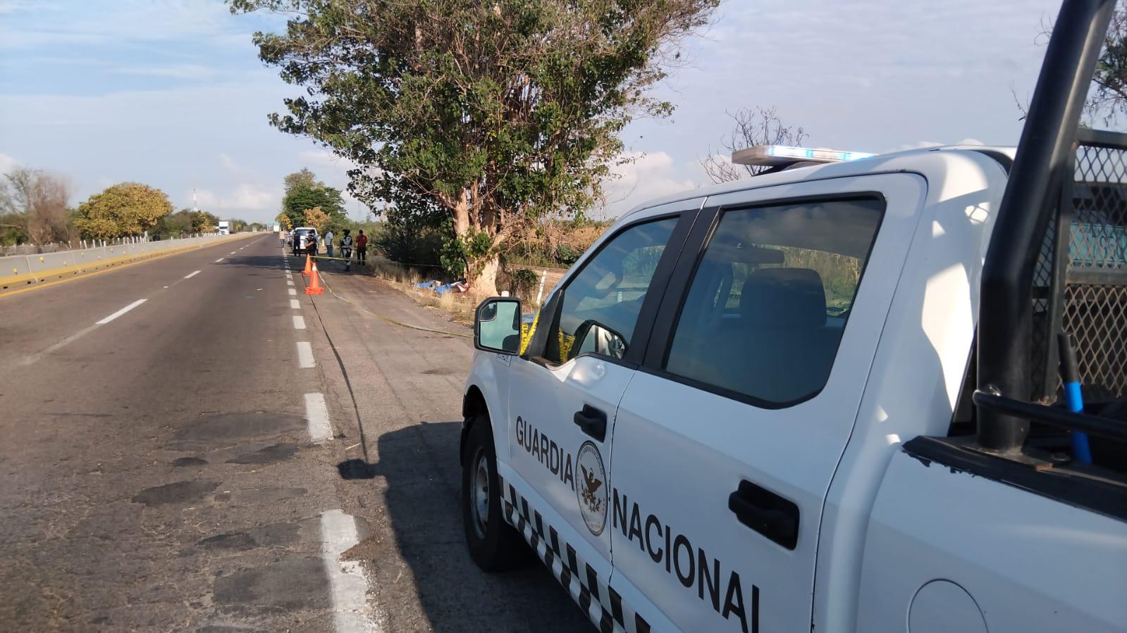 Hallan a dos hombres asesinados con mensaje en la autopista Benito Juárez, en Navolato