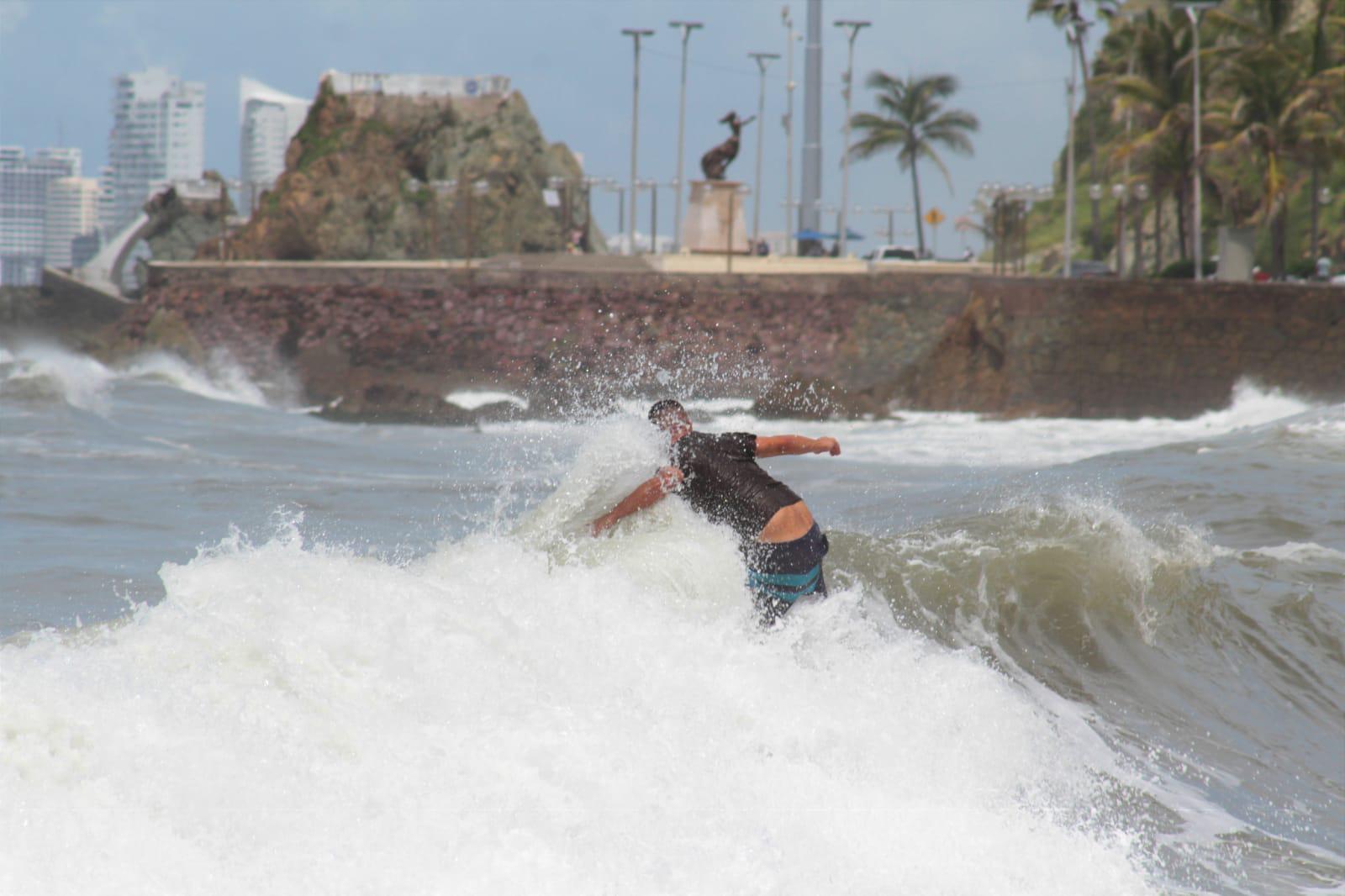 Surfistas mazatlecos retan al mar, que arrastra olas de hasta 4 metros