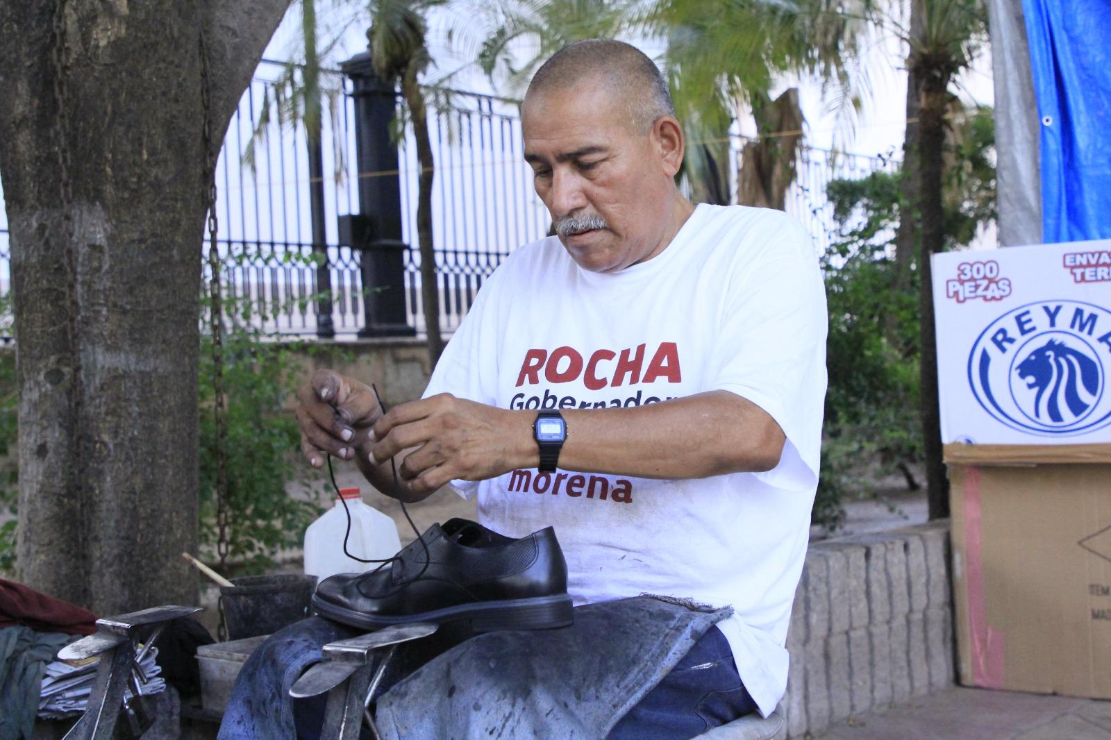 Juan Marcos bolea zapatos todo el año en Culiacán, incluso en Navidad
