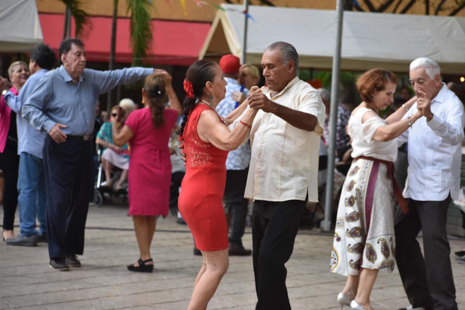 Festejan culiacanenses 23 años de las ‘Tardes de Danzón’