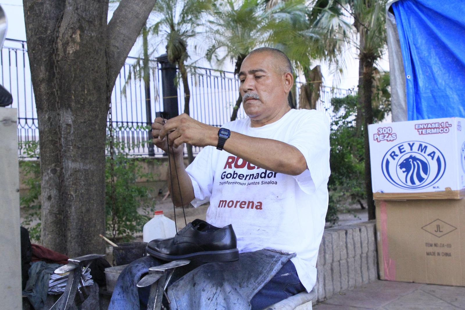Juan Marcos bolea zapatos todo el año en Culiacán, incluso en Navidad