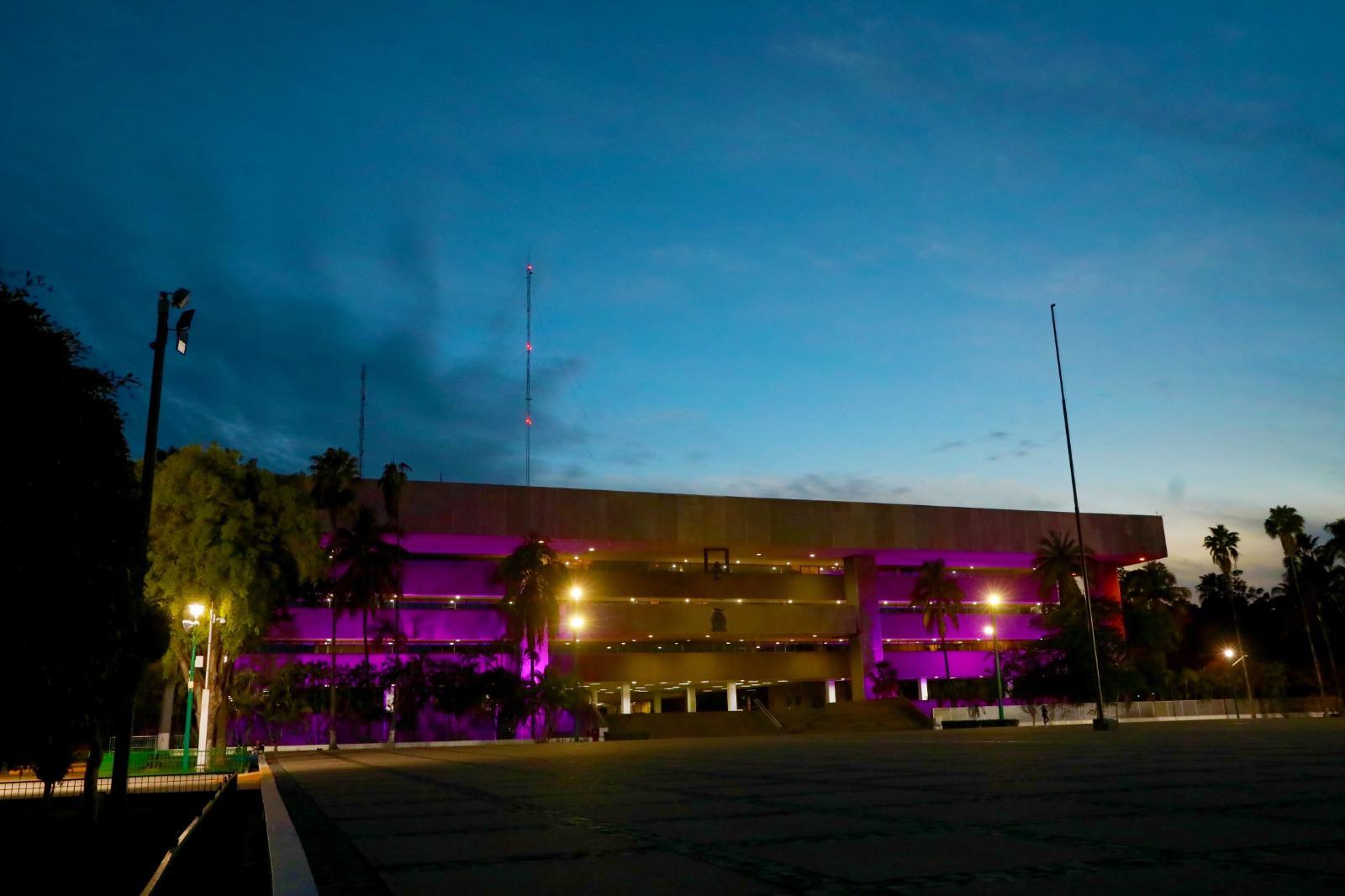 Iluminan Palacio de Gobierno de morado por el Día Internacional de la Mujer