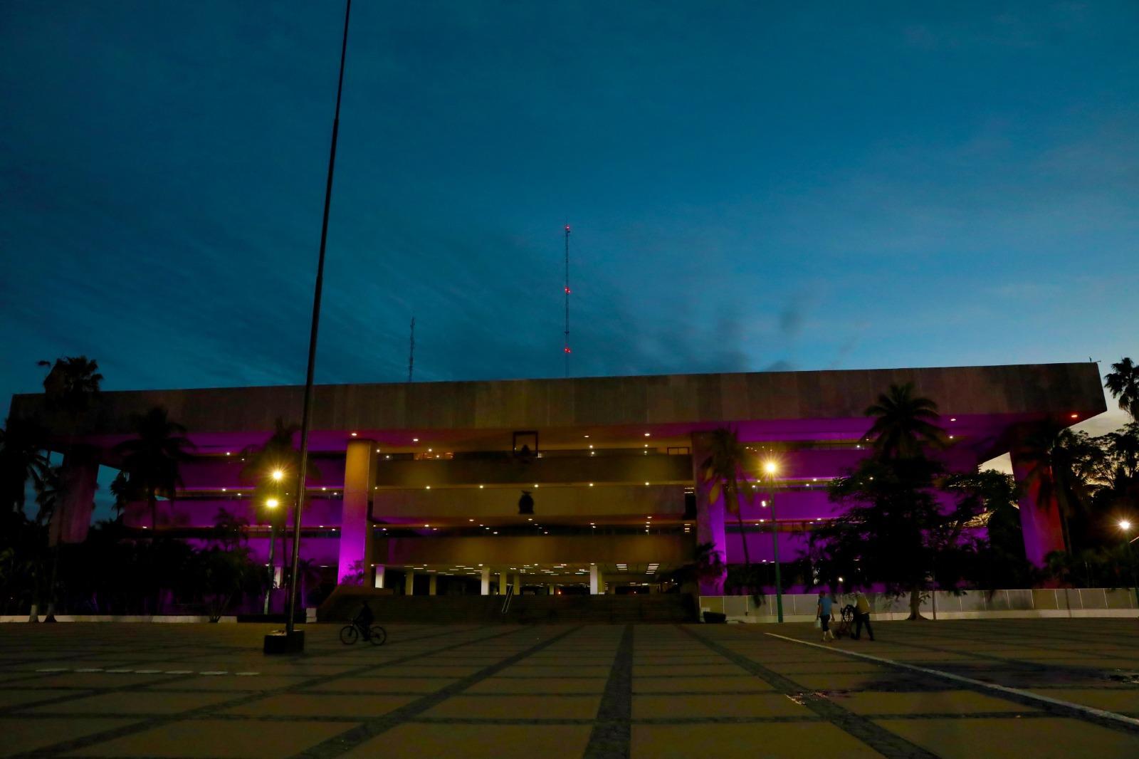 Iluminan Palacio de Gobierno de morado por el Día Internacional de la Mujer
