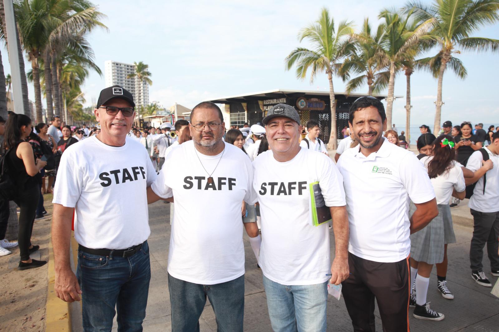 Disfrutan el desfile patrio en el malecón