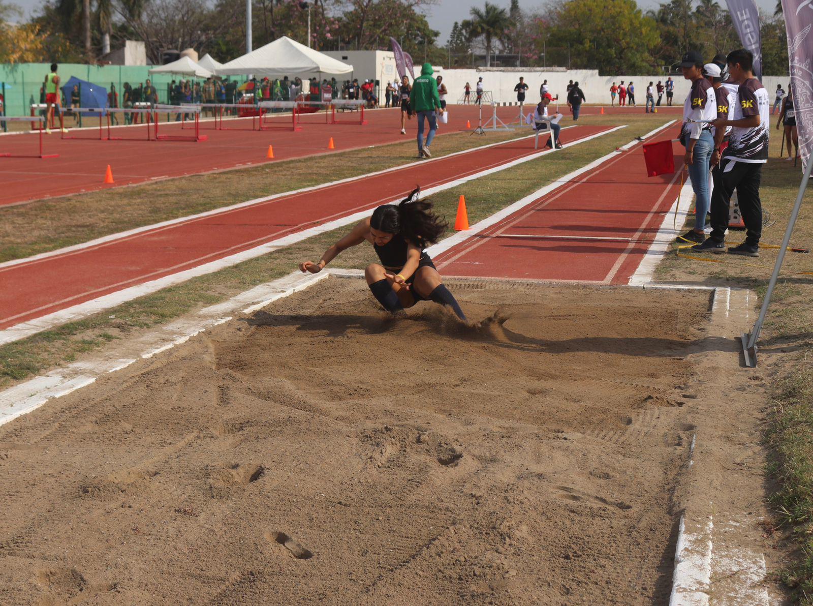 Disfrutan atletas de Encuentro Atlético de Pista y Campo