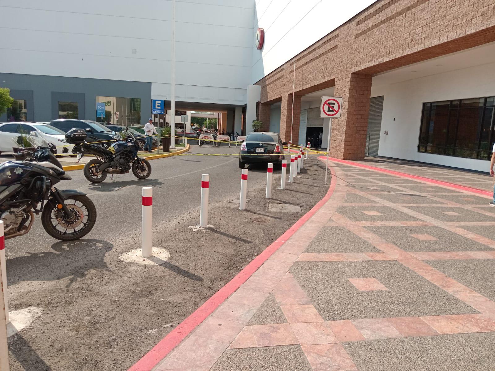 Hieren a balazos a hombre en estacionamiento de una plaza en Culiacán