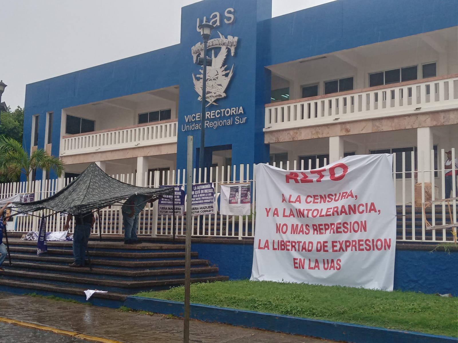 Mantienen universitarios manifestación afuera de Vicerrectoría de la ...