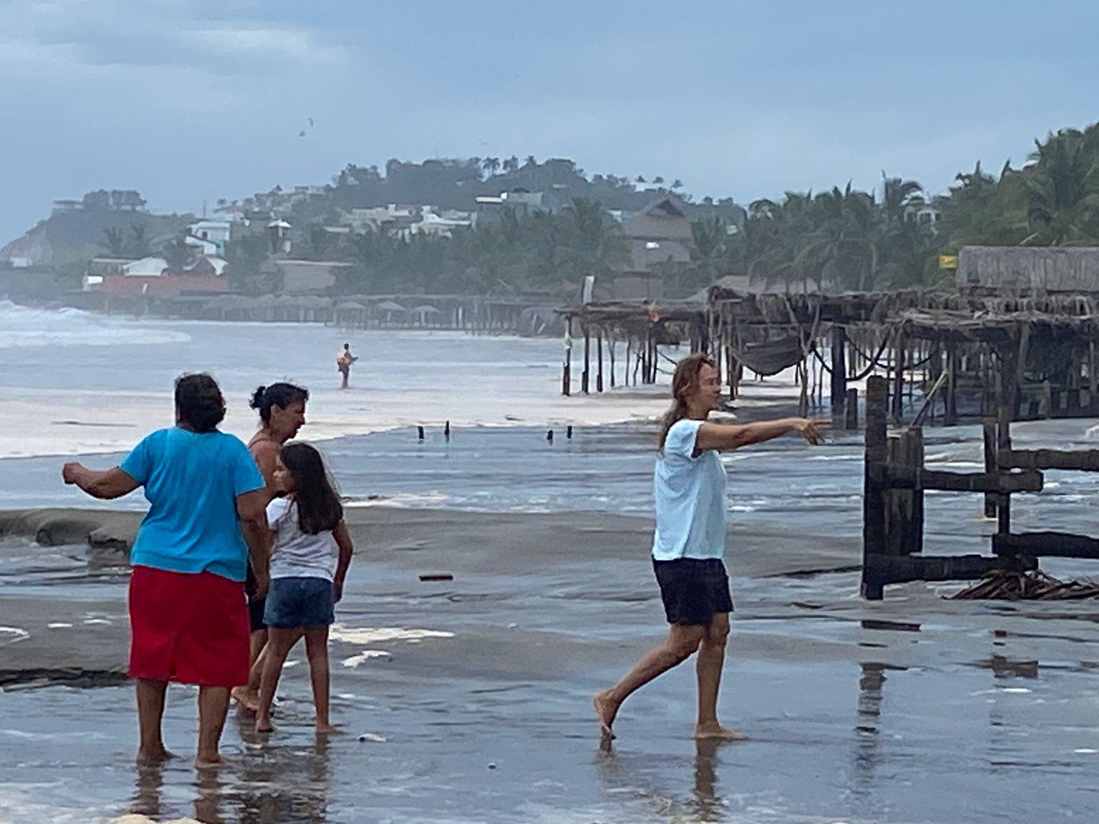Isla de la Piedra, en Mazatlán, recibe embates del fuerte oleaje por ...
