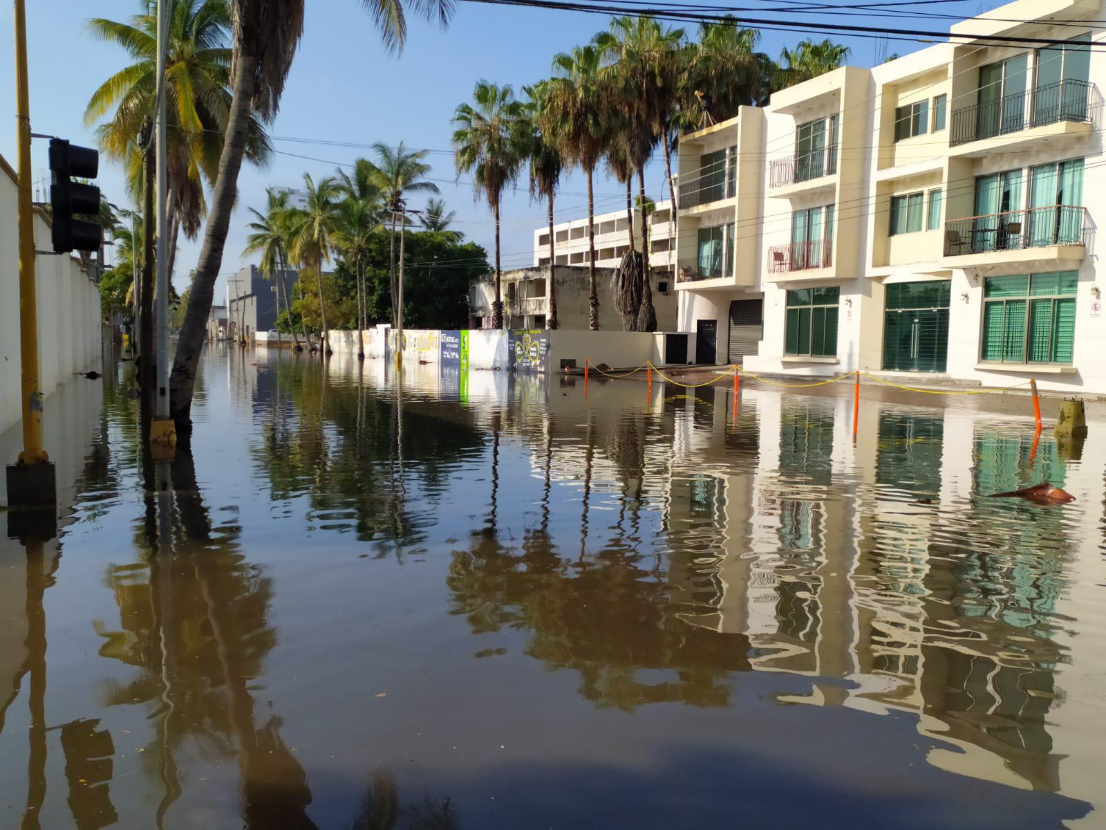 Lluvias en Mazatlán causan inundaciones en varias vialidades
