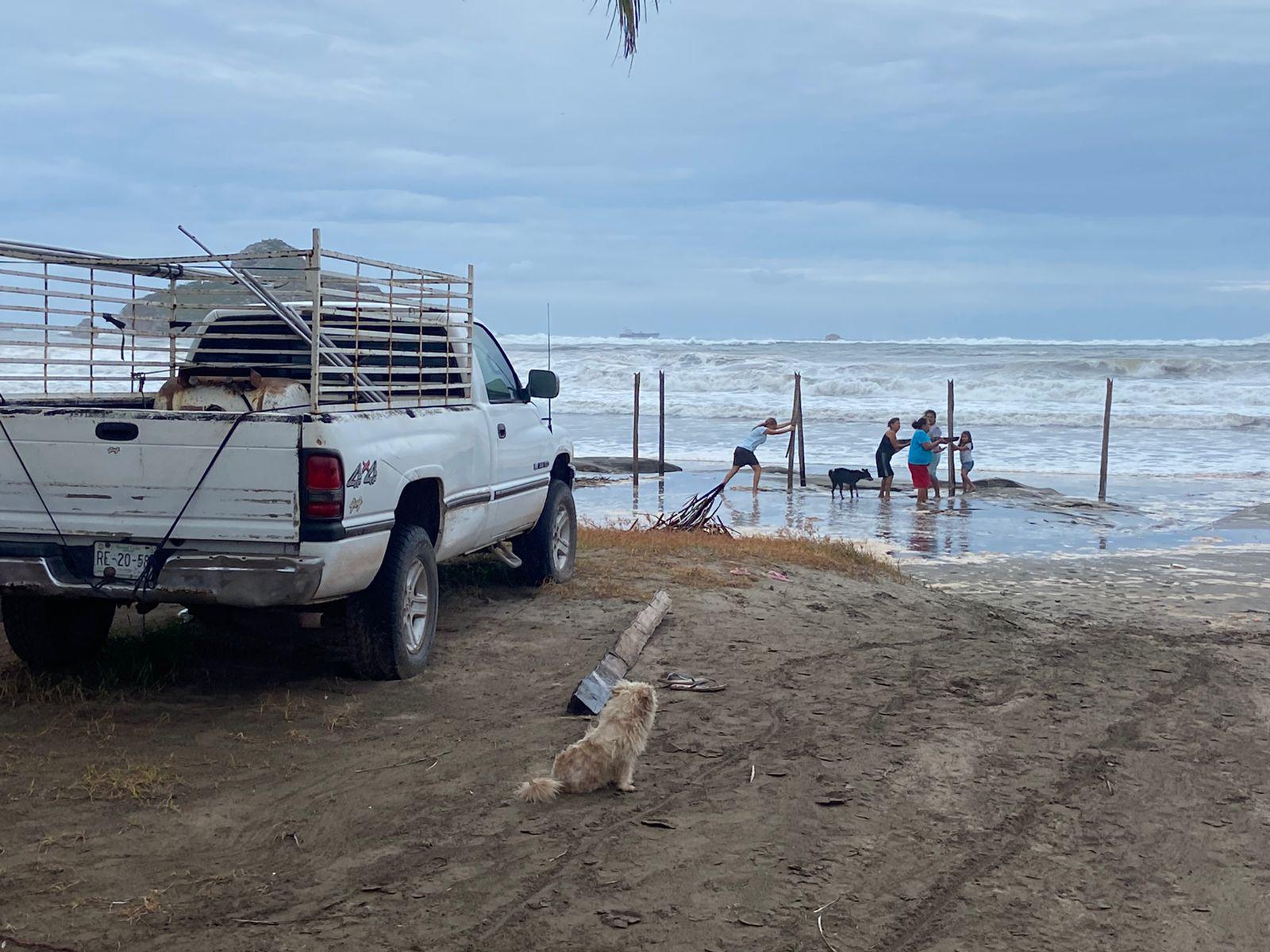 Isla de la Piedra, en Mazatlán, recibe embates del fuerte oleaje por ...