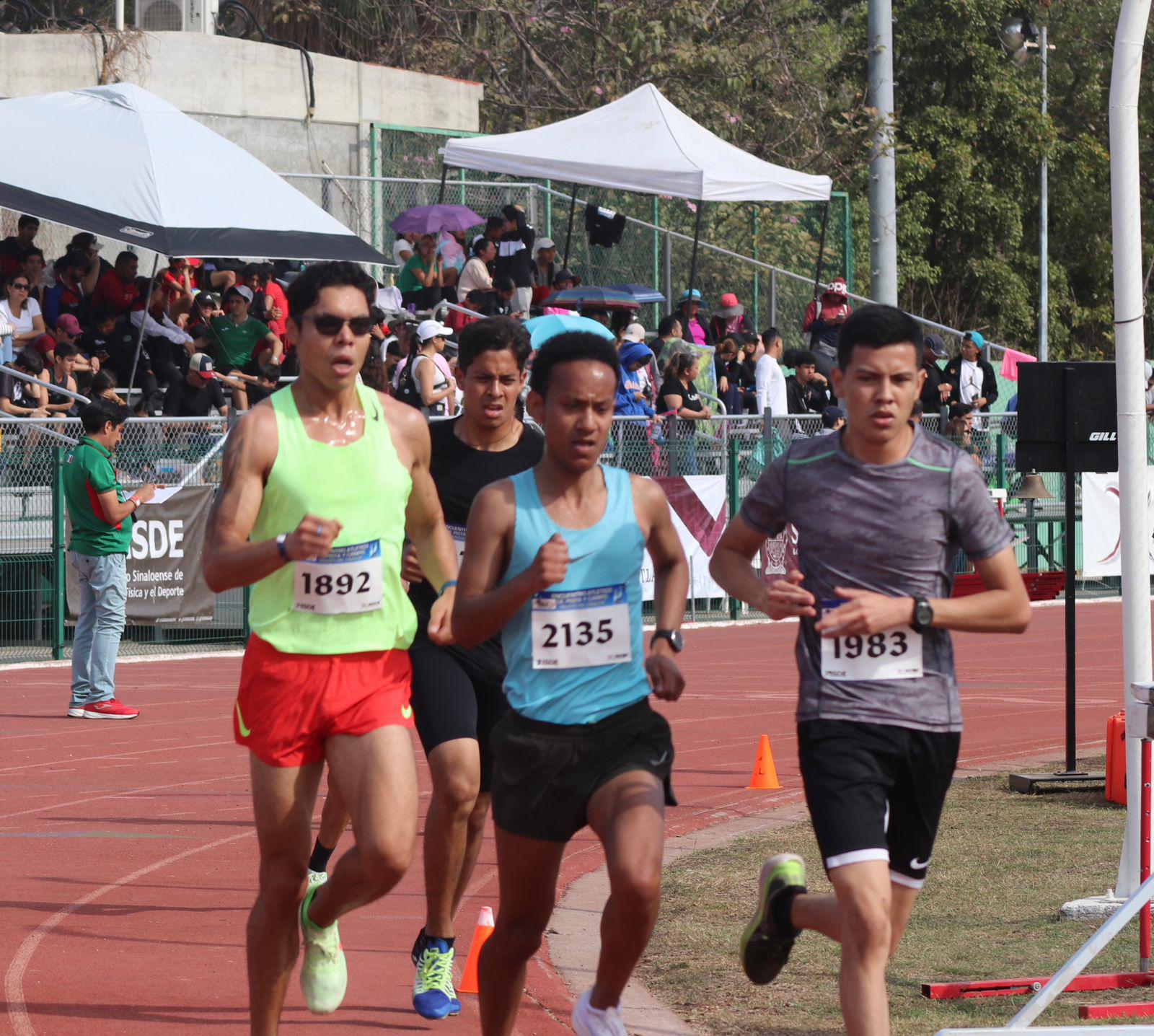 Disfrutan atletas de Encuentro Atlético de Pista y Campo
