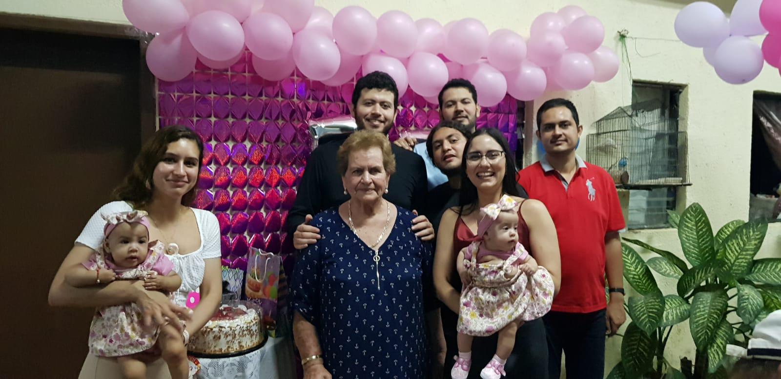 Reyna Domínguez celebra sus felices 75 años