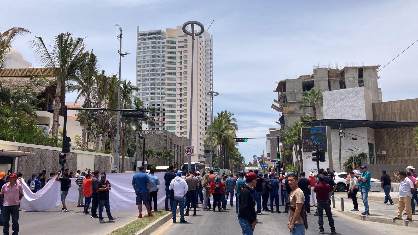 Acuacultores protestan y bloquean avenida en Mazatlán por contrabando ...