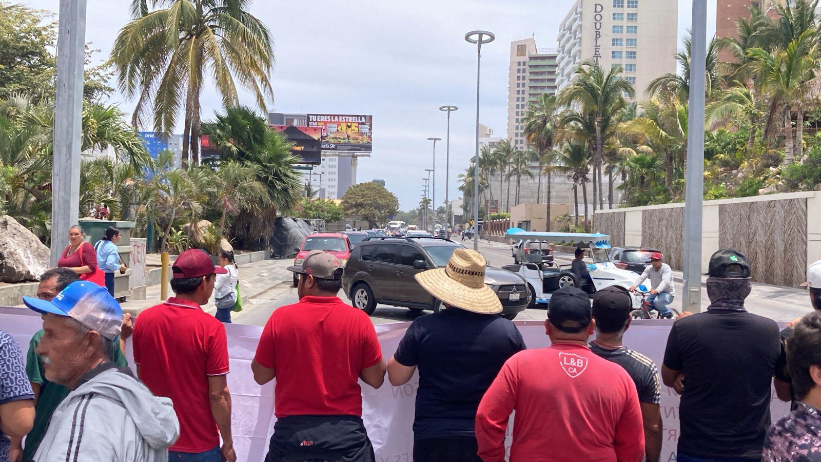 Acuacultores protestan y bloquean avenida en Mazatlán por contrabando ...