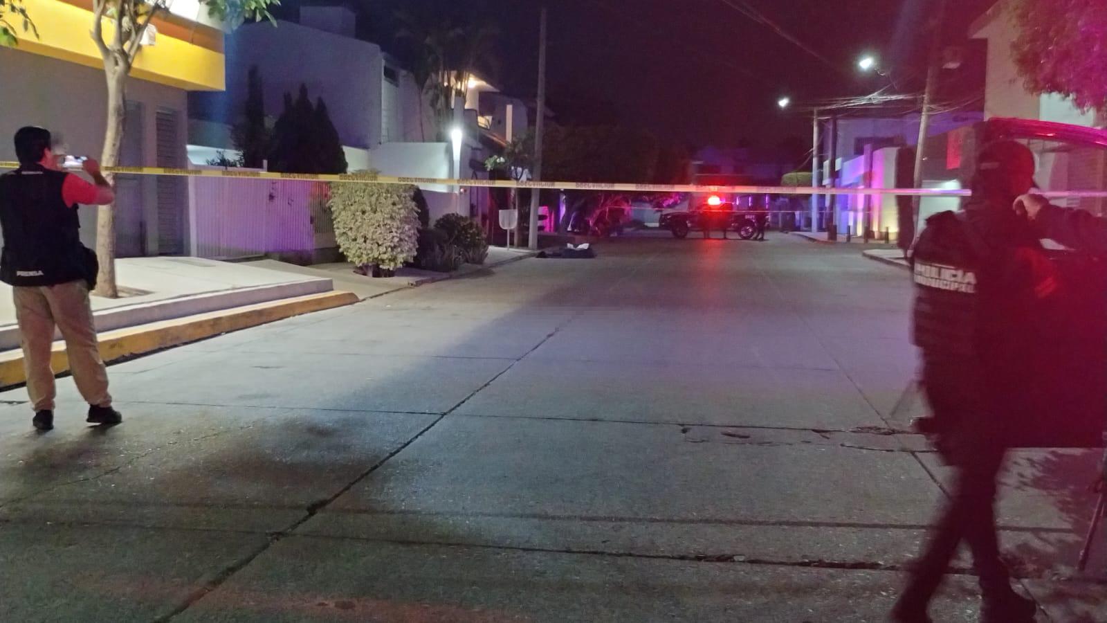 Hallan un cuerpo envuelto en cobijas en la colonia Las Quintas, en Culiacán