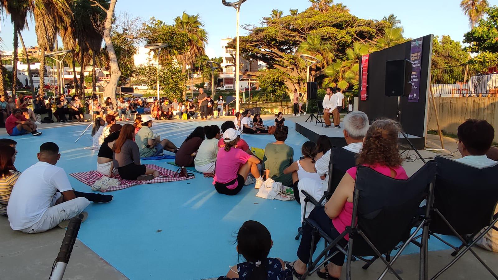 Cautiva al público el monólogo improvisado ‘Río de ansiedad’