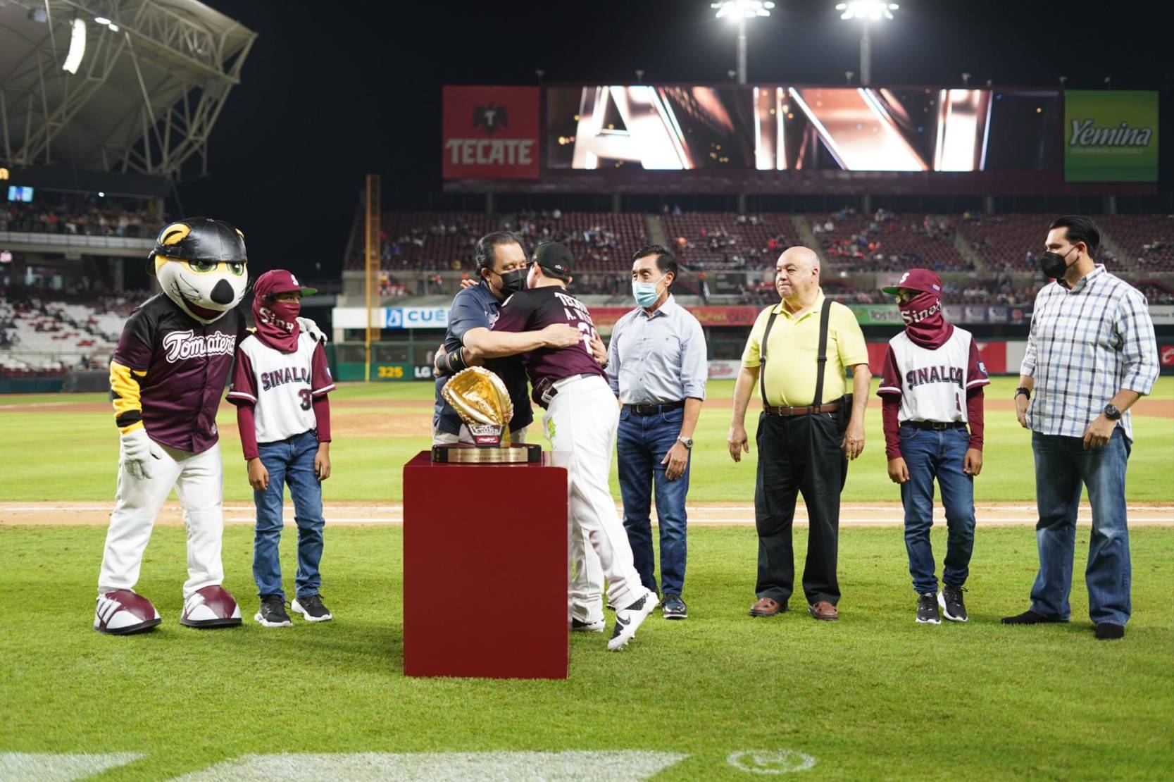 Alexis Wilson recibe su Guante de Oro como el mejor receptor de la ...