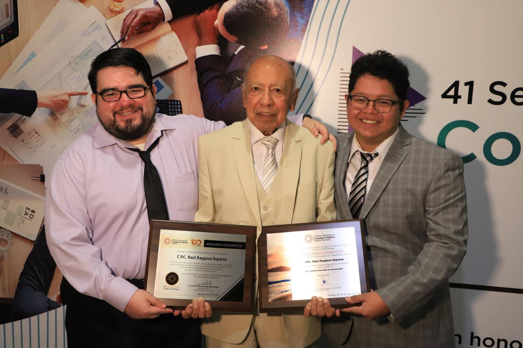 Distinguen contadores a Raúl Raygoza Esparza
