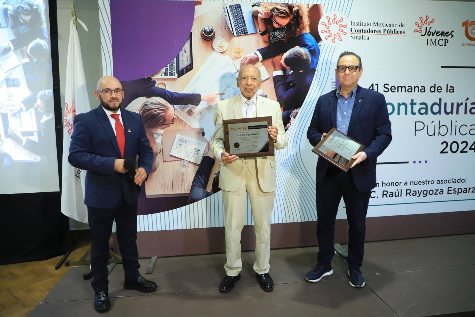 Distinguen contadores a Raúl Raygoza Esparza