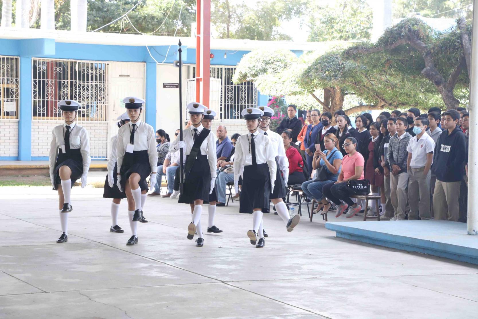 Demuestran sus valores e identidad en concurso de escoltas