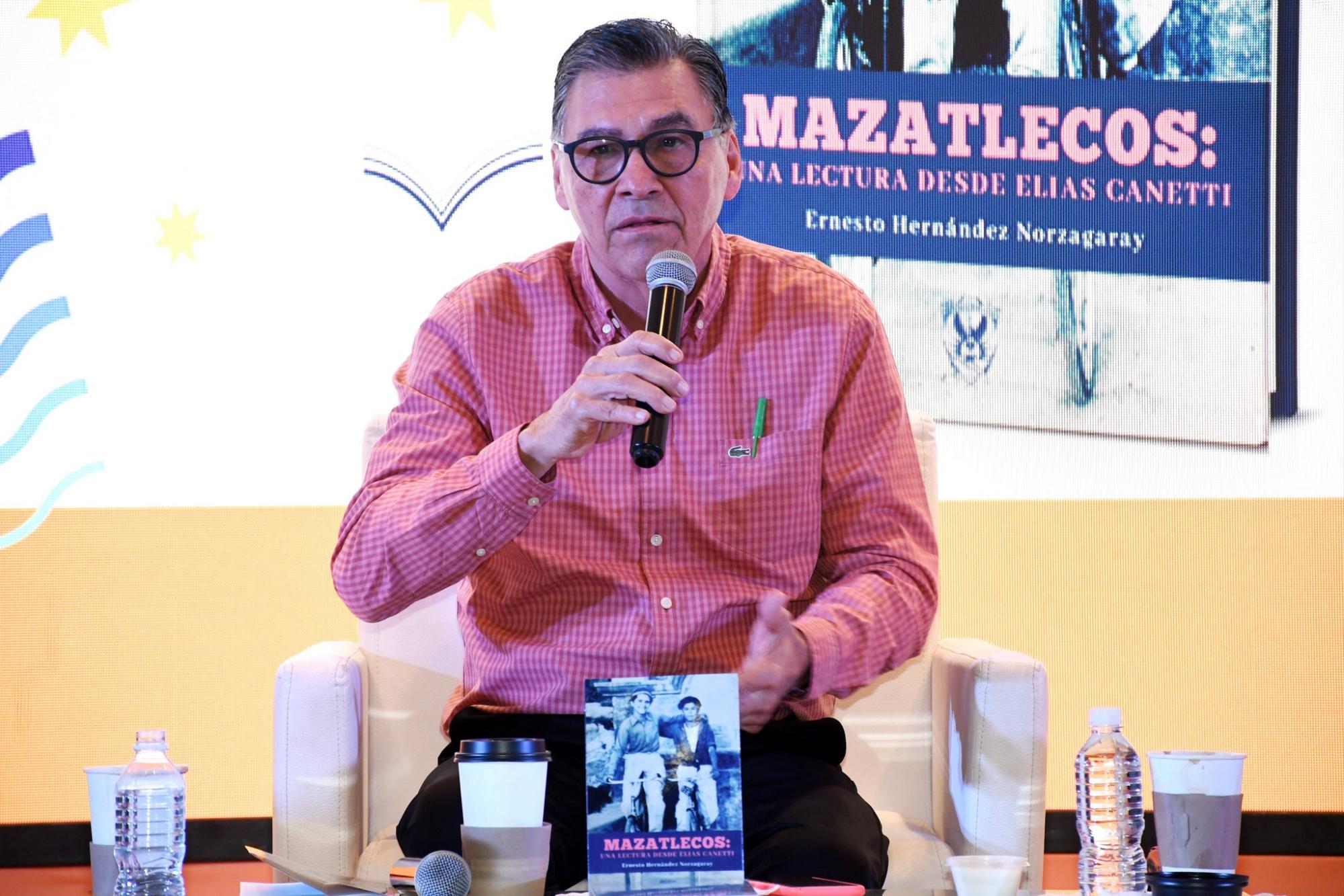 Presenta Ernesto Hernández su libro ‘Mazatlecos’ en el foro principal ...