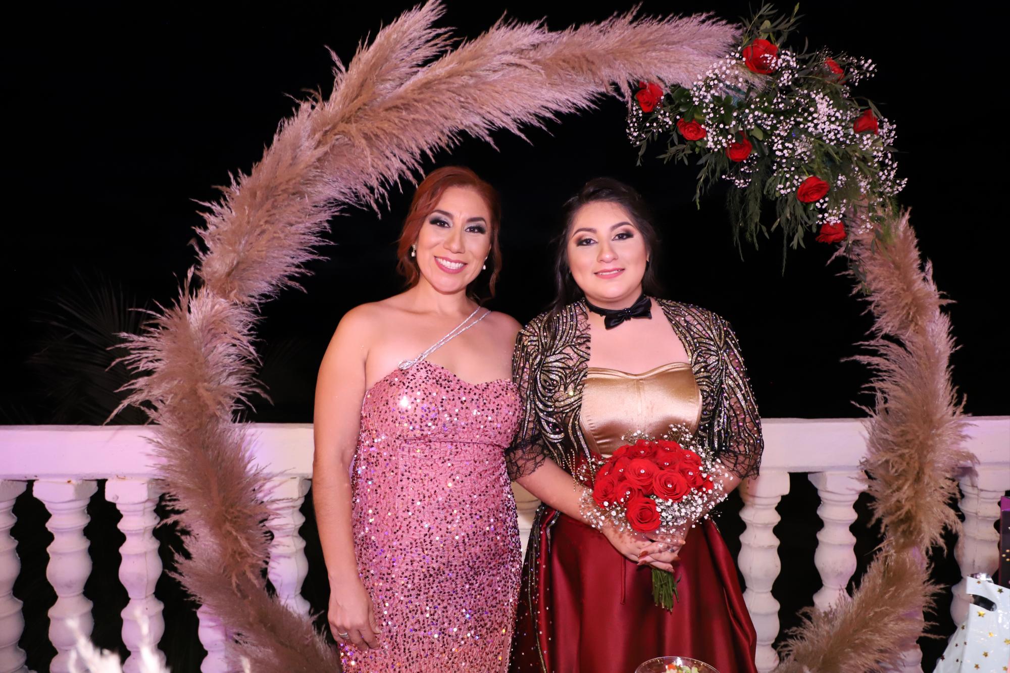 Jade Nahibeth Navarro tiene inolvidable fiesta de 15 años