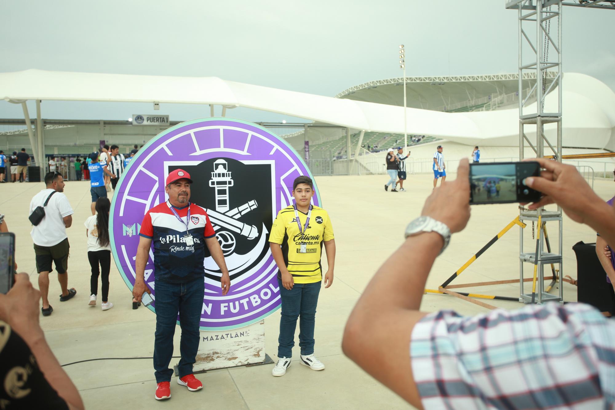 Disfrutan mazatlecos del futbol al ver en acción al Mazatlán FC