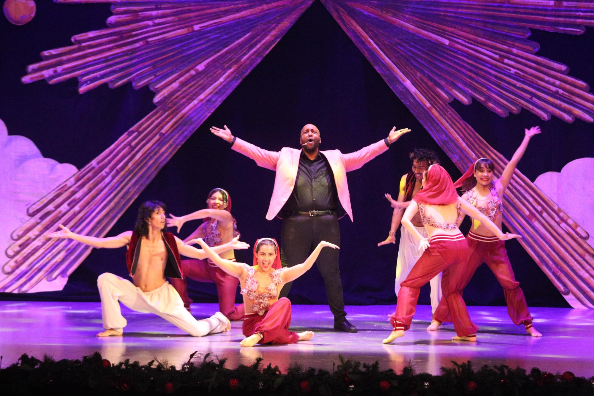 Gala Navideña al estilo Broadway emociona a mazatlecos