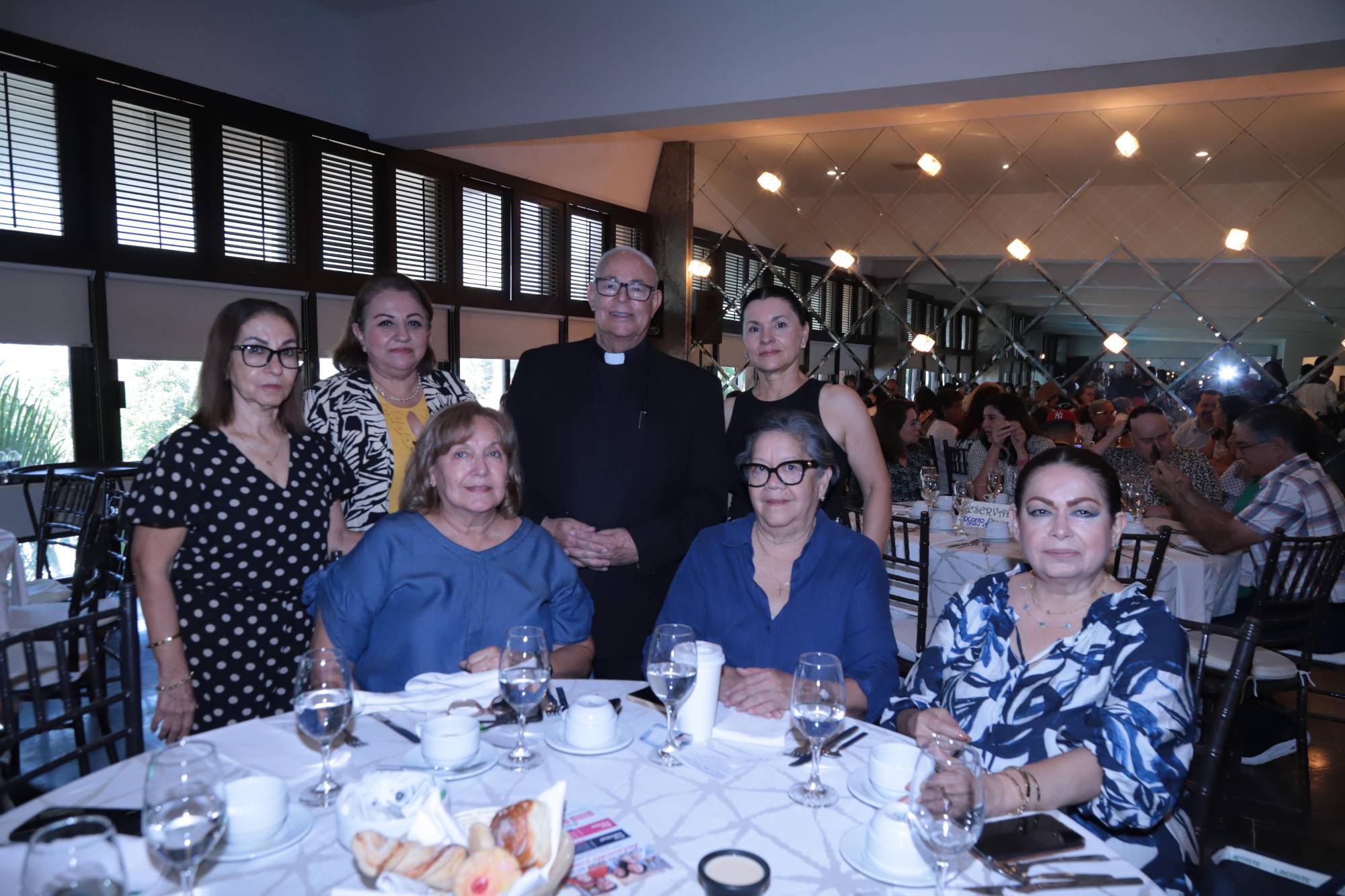 Celebran al Padre Horacio en su 49 aniversario sacerdotal