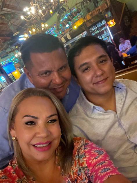 Alejandro Magaña recibe felicitaciones en su cumpleaños