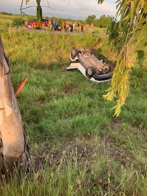 Mujer resulta lesionada tras volcadura en Maxipista, en Culiacán