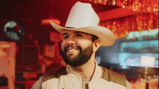 Lanza Carín León nuevo tema de su álbum ‘Colmillo de leche’